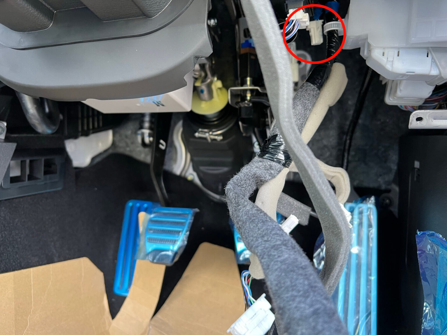 フェアレディZ(Z35:日産)に360度ドラレコを取り付けた方法。電源はオプション配線から | DIYでプチカスタム