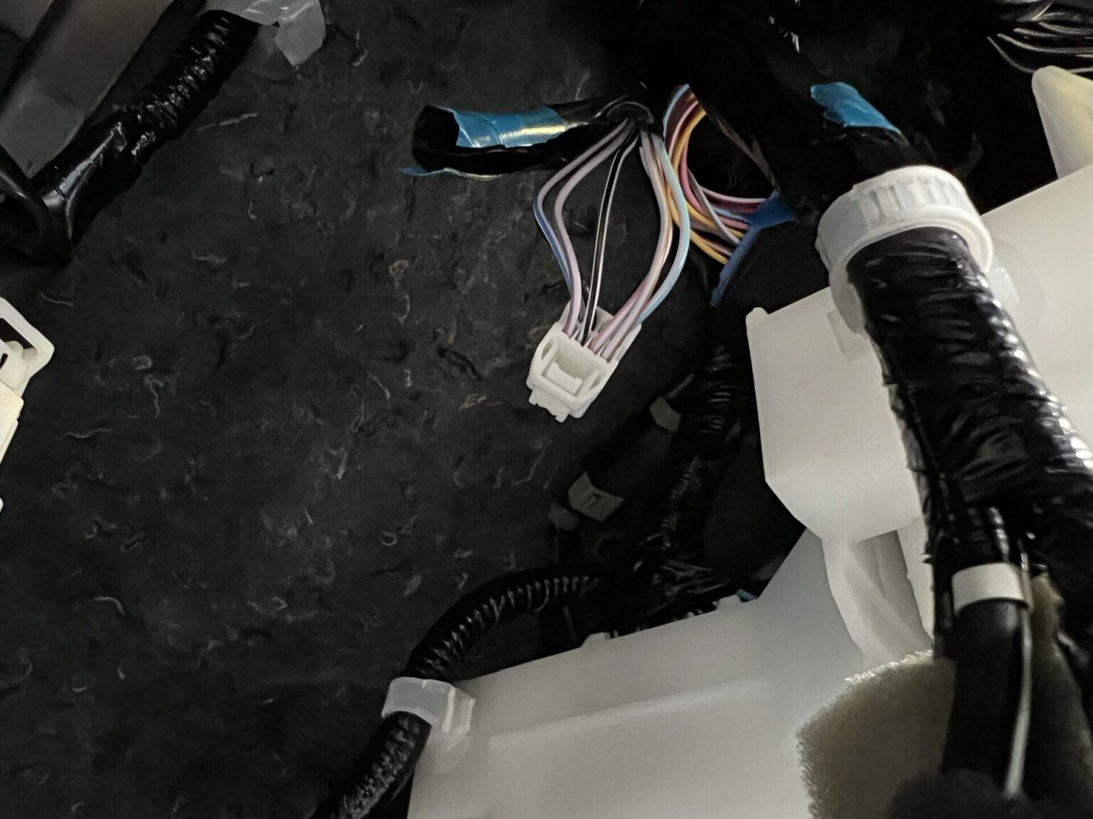 フェアレディZ(Z35:日産)に360度ドラレコを取り付けた方法。電源はオプション配線から | DIYでプチカスタム