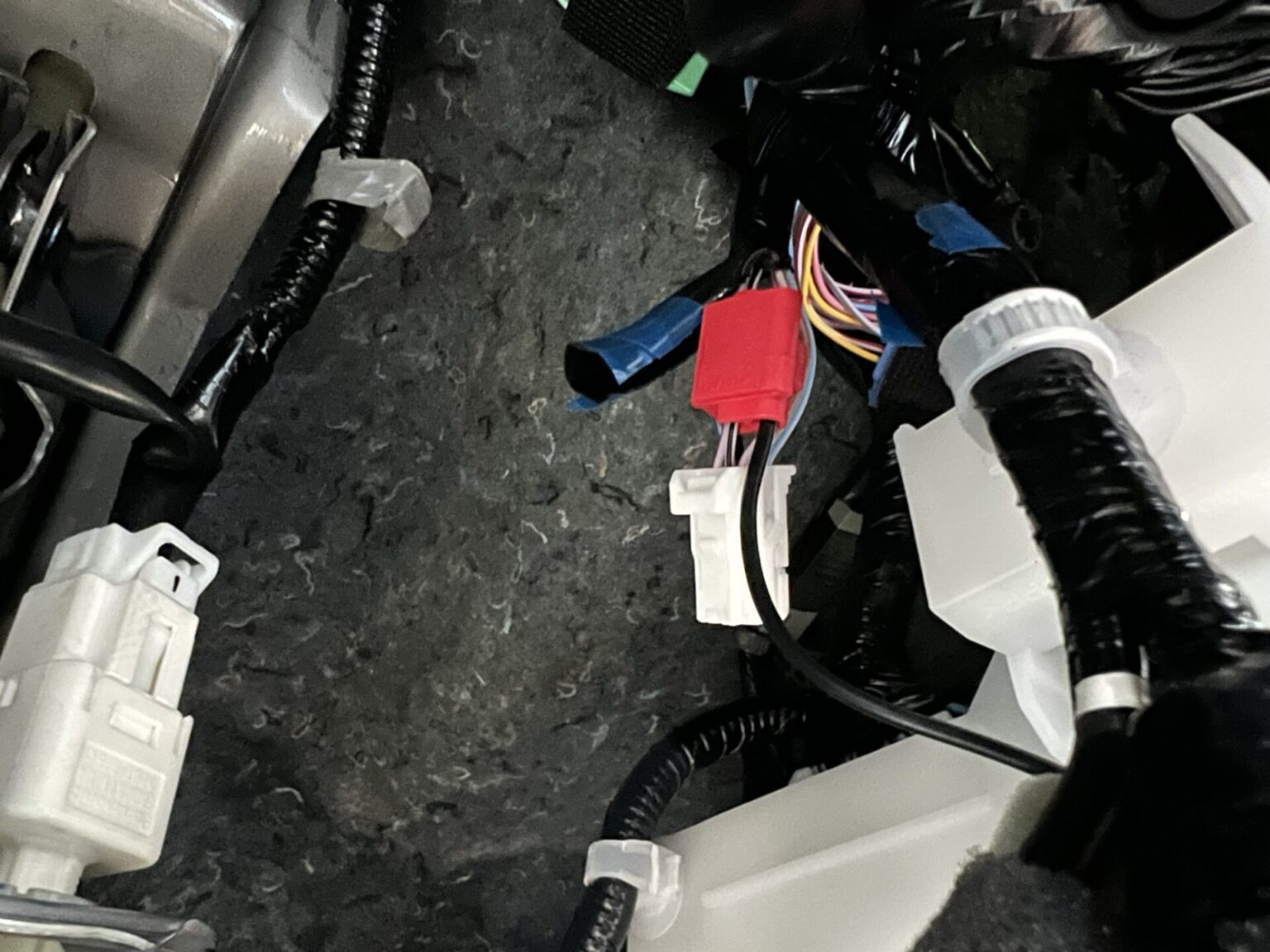 フェアレディZ(Z35:日産)に360度ドラレコを取り付けた方法。電源はオプション配線から | DIYでプチカスタム