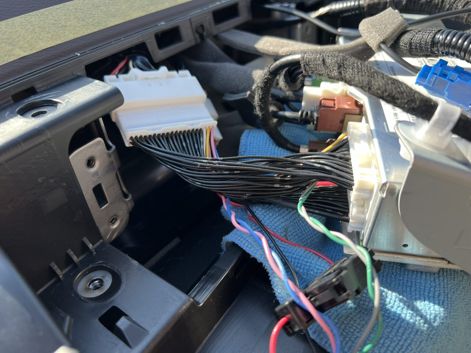 エクストレイル(T33:日産)に、走行中でもテレビが見れるTVキット(TVキャンセラー)を取り付ける方法・やり方 | DIYでプチカスタム